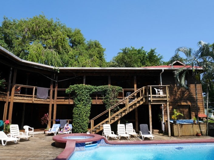 honduras_utila_mango_inn_pool_deluxe_zimmer | Nautilus Tauchreisen